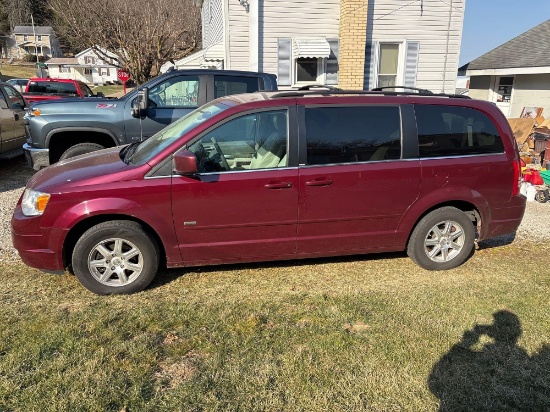 2008 Chrysler Town and Country van | Cars & Vehicles Cars Passenger ...