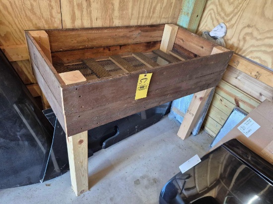 Wooden Animal Nesting Stand | Online Auctions | Proxibid