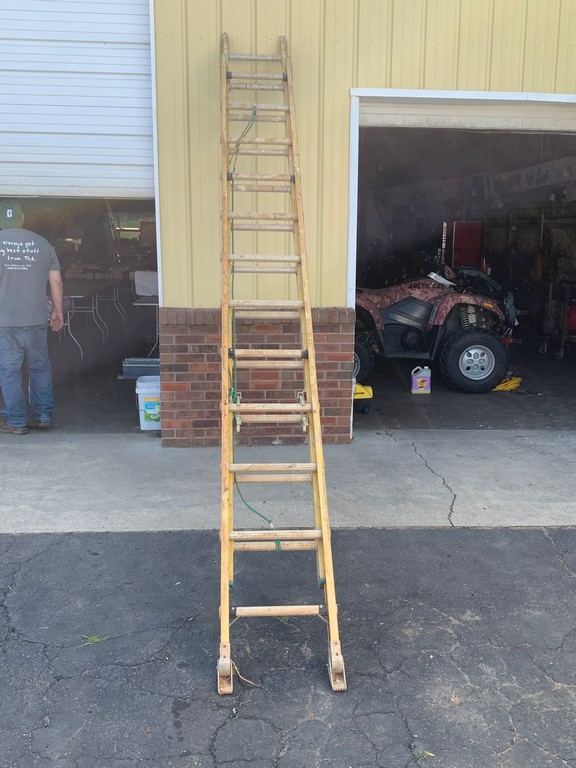12 Foot Fiberglass Extension Ladder | Proxibid