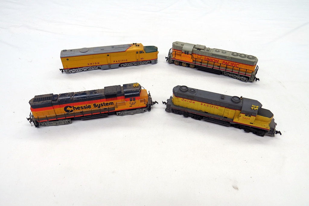 Vintage HO Scale Tyco Mantua Chessie System C&O 1102 Diesel Locomotive ...