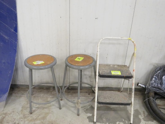 (3) Lab Stools & Step Ladder | Online Auctions | Proxibid