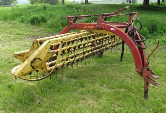 New Holland 258 Rolabar Side Delivery Hay Rake | Online Auctions | Proxibid