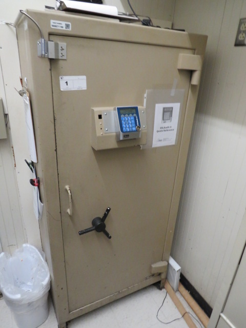 AMSEC 1-DOOR SAFE WITH KEYS, COMBO | Proxibid
